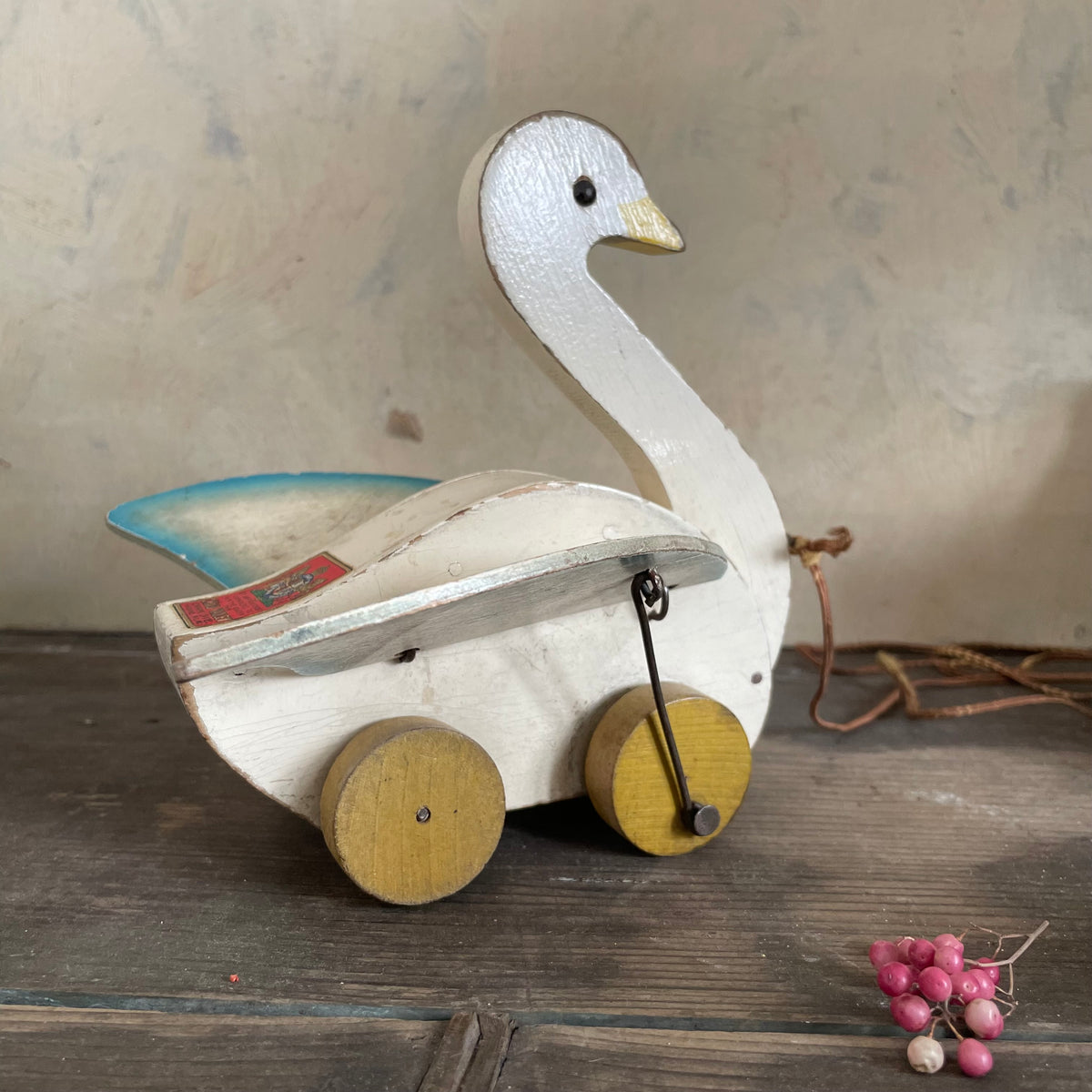Vintage Pull Along Swan – No.4 Vintage