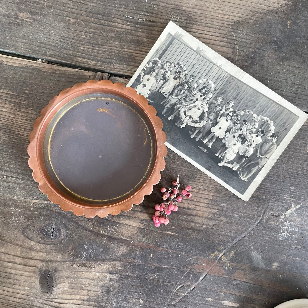 Antique Scallop Edge Dish – No.4 Vintage