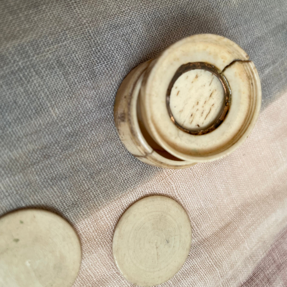 Antique Bone Counters 1-4 & Case – No.4 Vintage